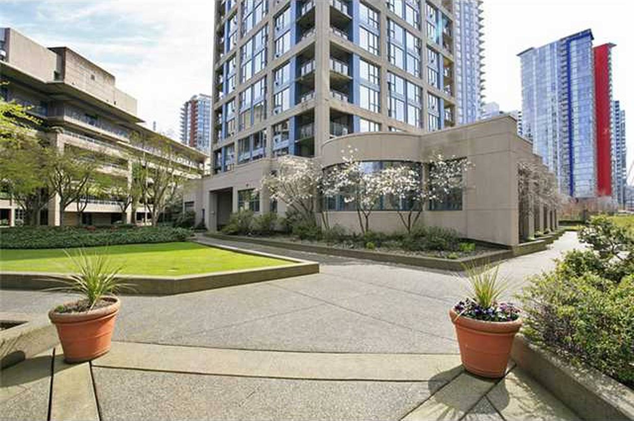 Paris Place Vancouver, BC - 183 Keefer Pl | liv.rent