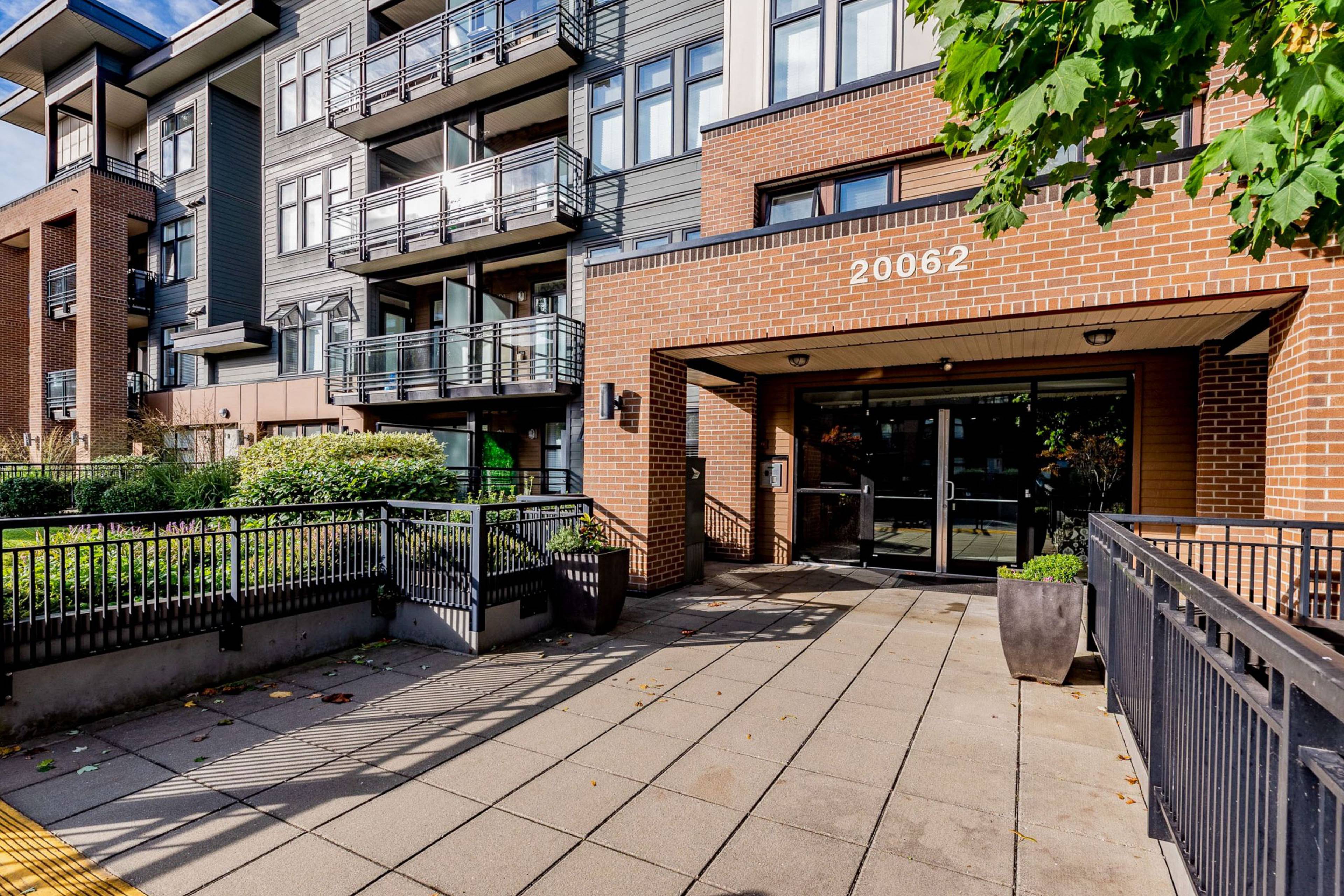 Varsity Langley, BC - 20062 Fraser Hwy | liv.rent