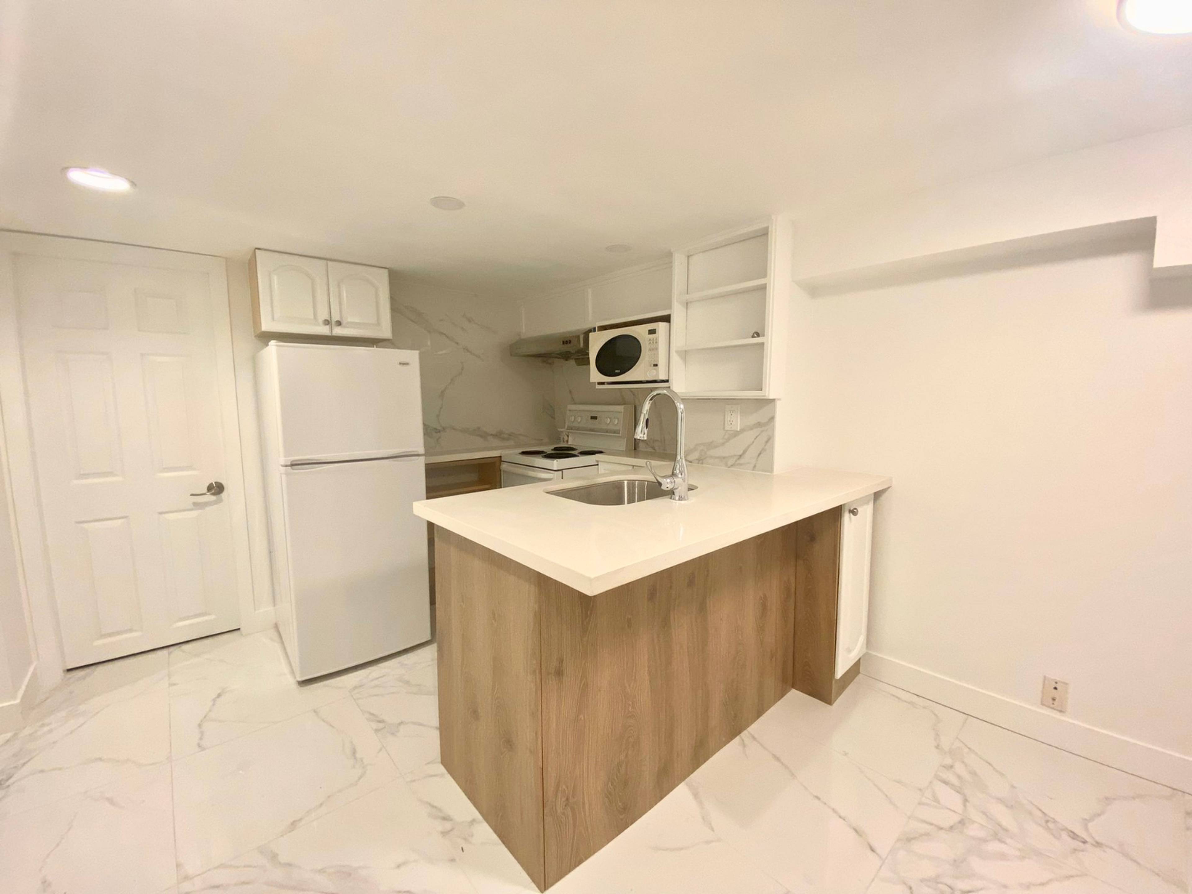 W 14th Ave, Vancouver, BC - 2 Bedroom Room for Rent | liv.rent