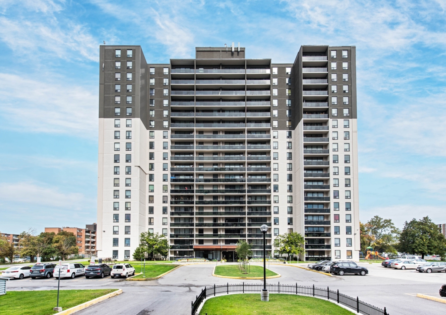 Diplomat Apartments Toronto, ON - 15 Eva Rd | liv.rent