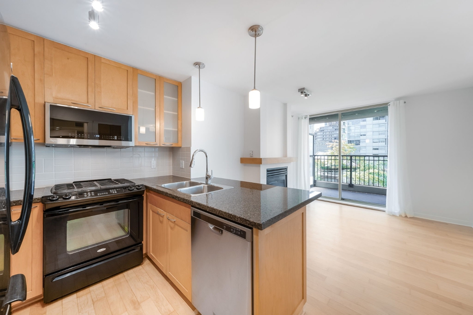 989 Richards St, Vancouver, BC - 2 Bedroom Apartment for Rent | liv.rent