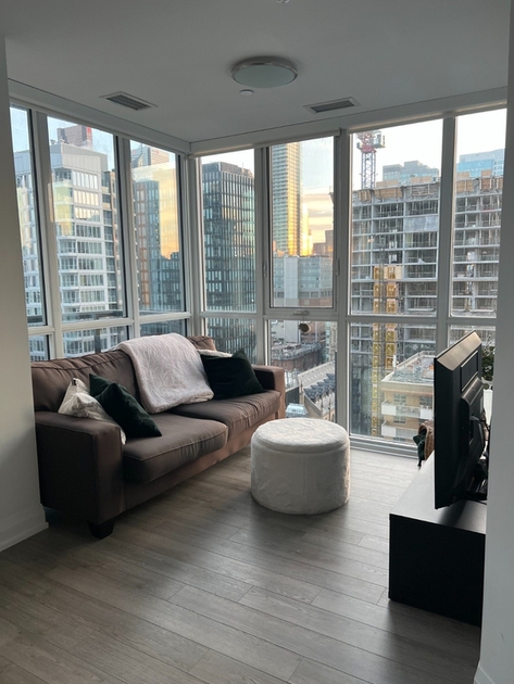 77 Mutual St, Toronto, ON - Furnished Room for Rent | liv.rent