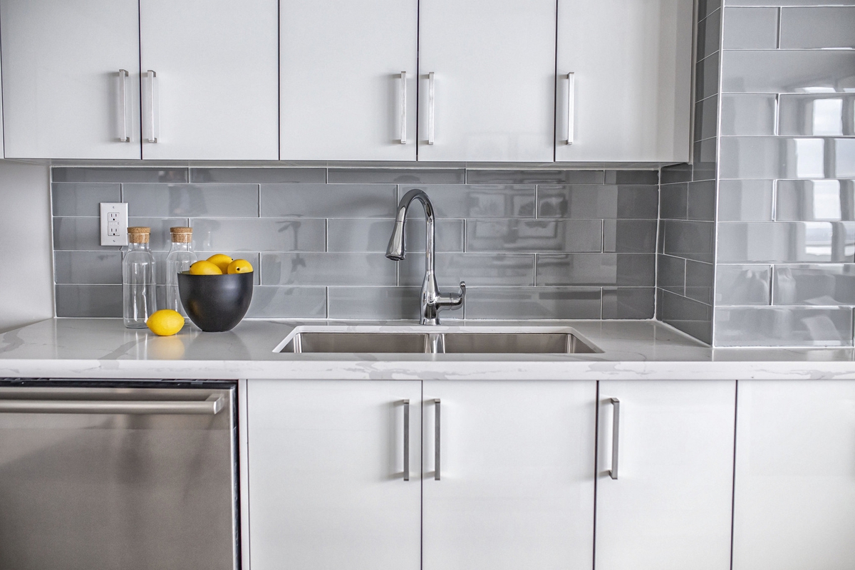 Three Bedroom & Two Bathroom - 2160 Lakeshore Road, Burlington, ON - 3 ...