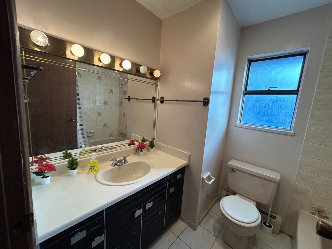 U1 - 571 Calvin Ct, Burnaby, BC - Furnished Room for Rent | liv.rent