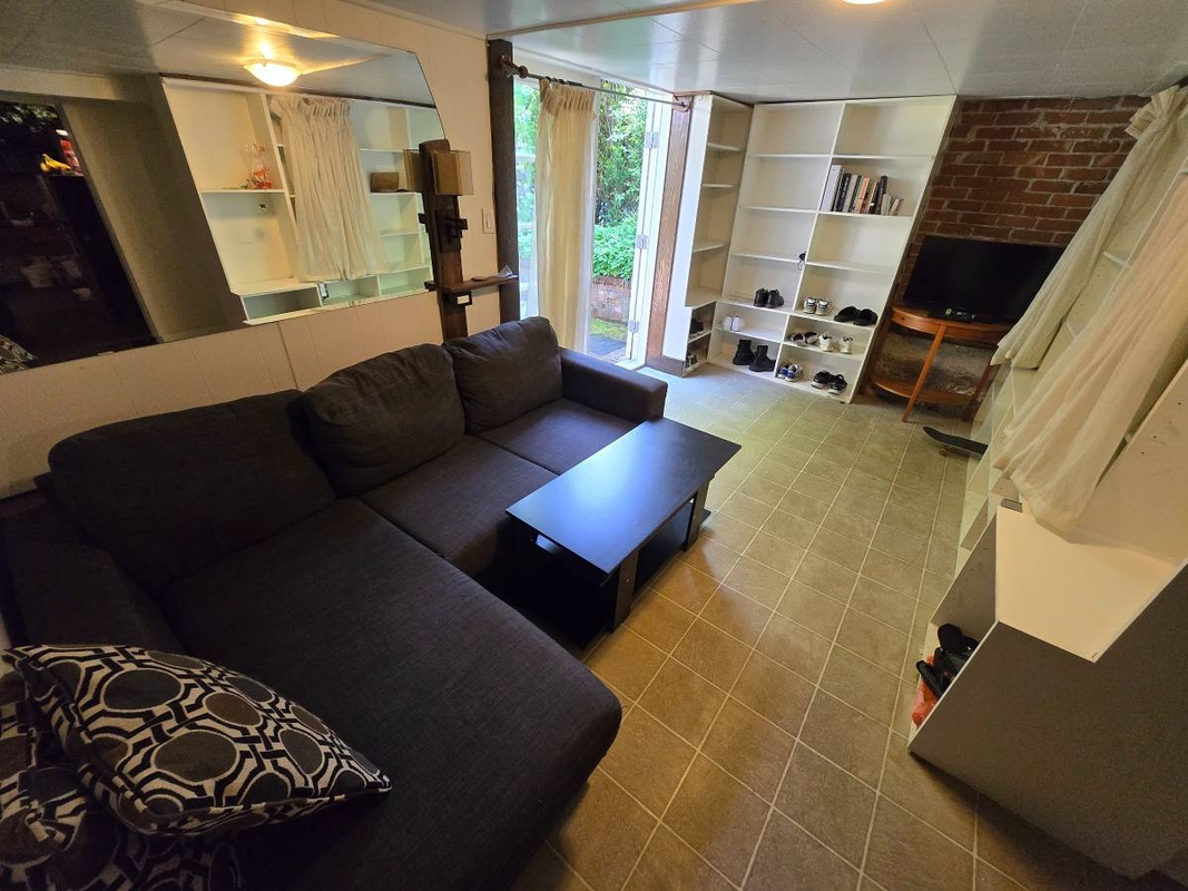 W 31st Ave, Vancouver, BC - Furnished Room in House for Rent | liv.rent